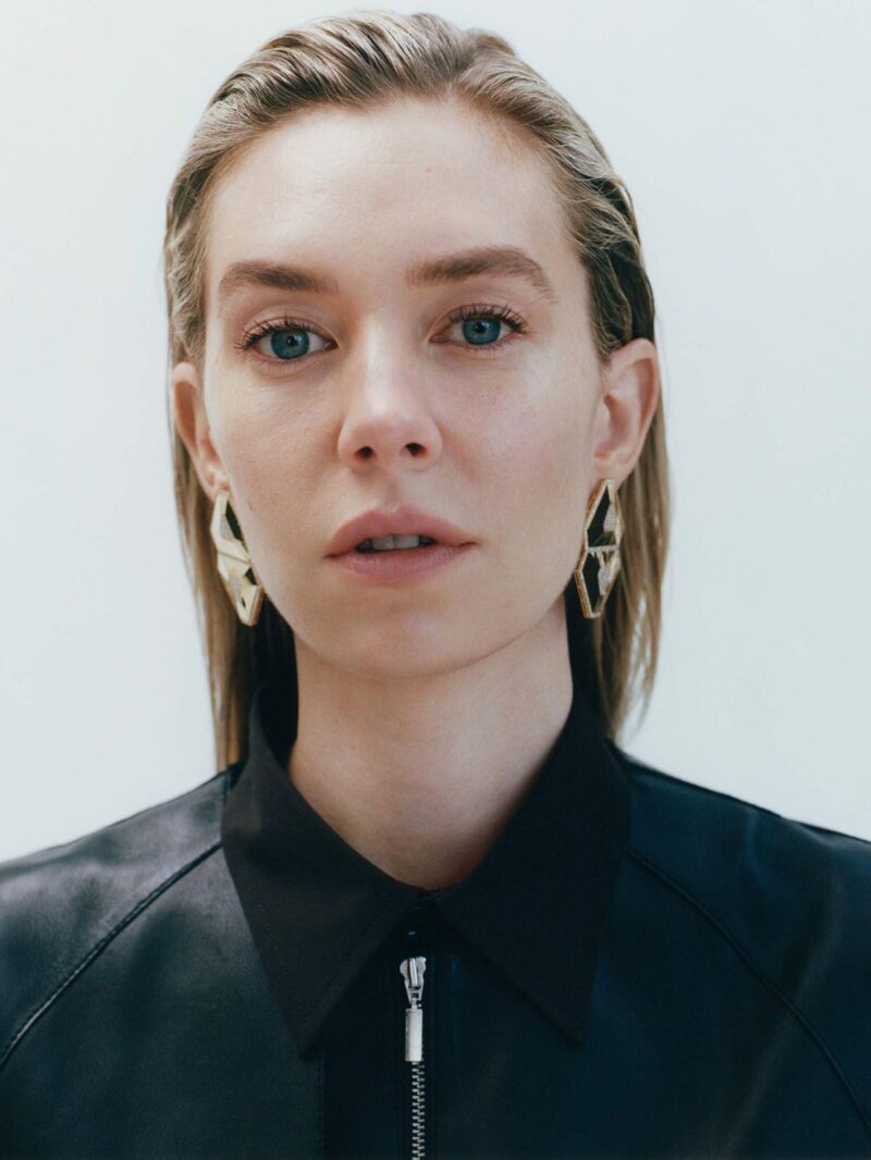 Center Stage: Vanessa Kirby by Toby Coulson for Porter Magazine April ...